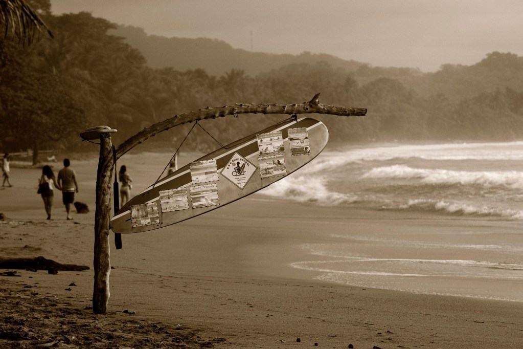 Découvrir Sámara : plages et aventures | Surfer girl around the world